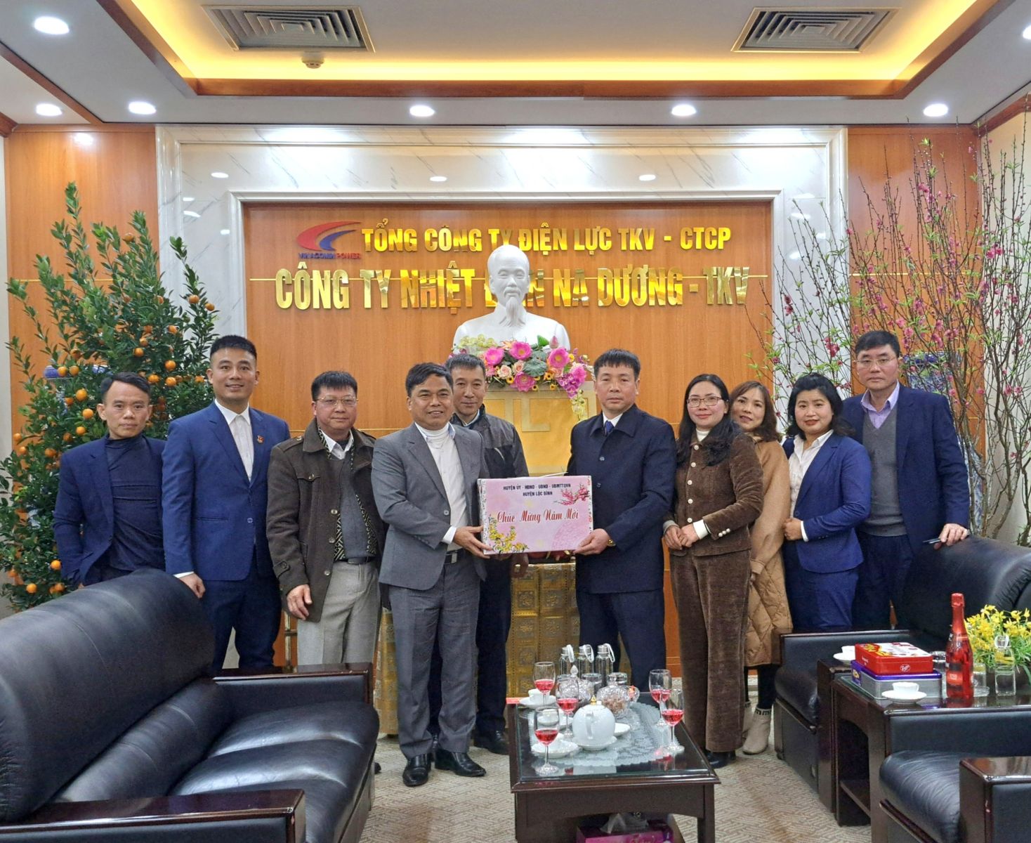 Lãnh đạo huyện Thăm, tặng quà và chúc Tết tại Công ty Nhiệt điện và ...